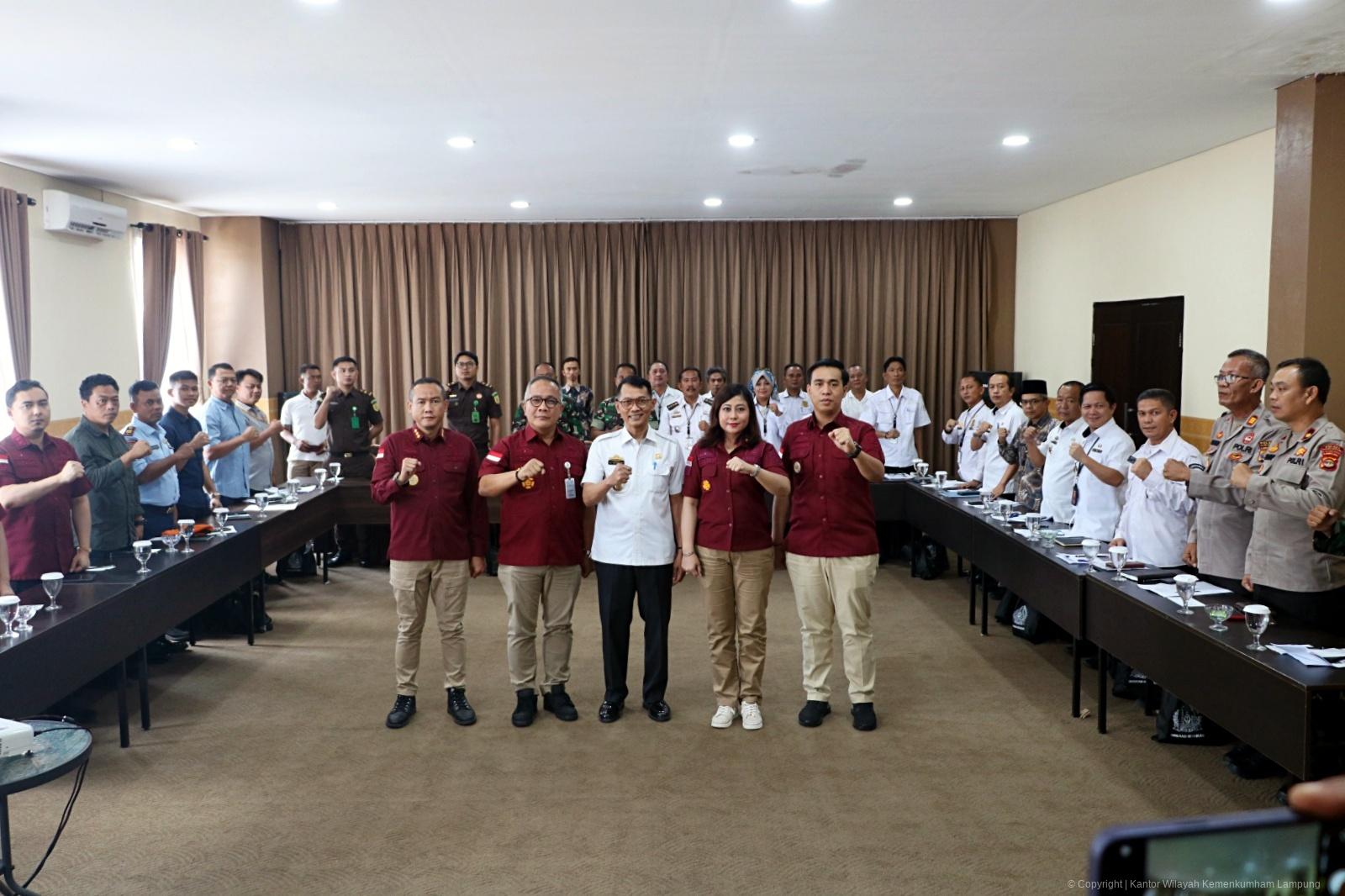 Membuka Resmi Rakor Timpora, Kadiv Keimigrasian Kemenkumham Lampung ... Membuka Resmi Rakor Timpora, Kadiv Keimigrasian Kemenkumham Lampung ...